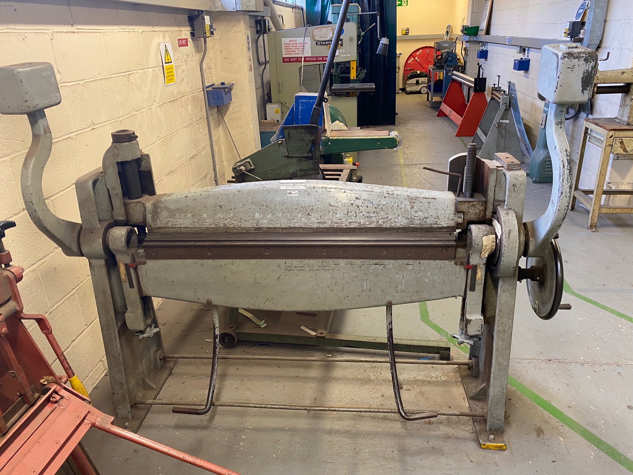 Edwards 4ft swing beam straight folder | IEM UK