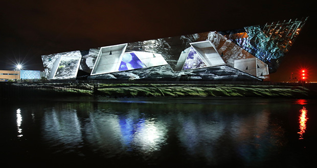 Spectacular aquarium projection mapping makes TV news | AV Magazine