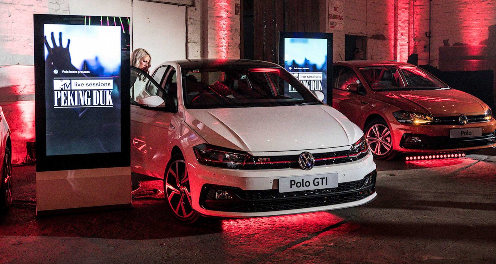 Volkswagen trials Blade-thin showroom touchscreens | AV Magazine