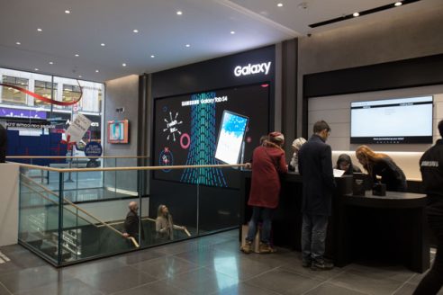 See Samsung's instore LED digital selfie wall | AV Magazine