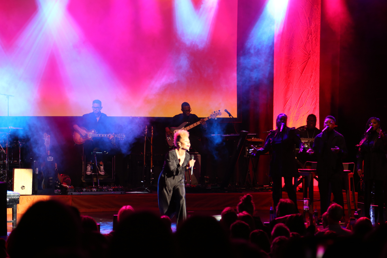 Emeli Sande tour Notches up 'graphics software first'