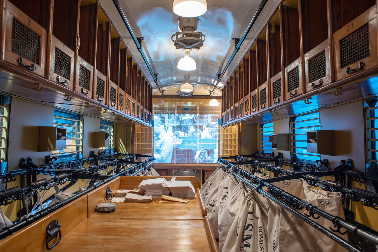 Chicago museum train 'speeds past' 170ft projection wall | AV Magazine