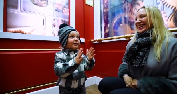 US mall installs a virtual elevator to Santa's workshop | AV Magazine