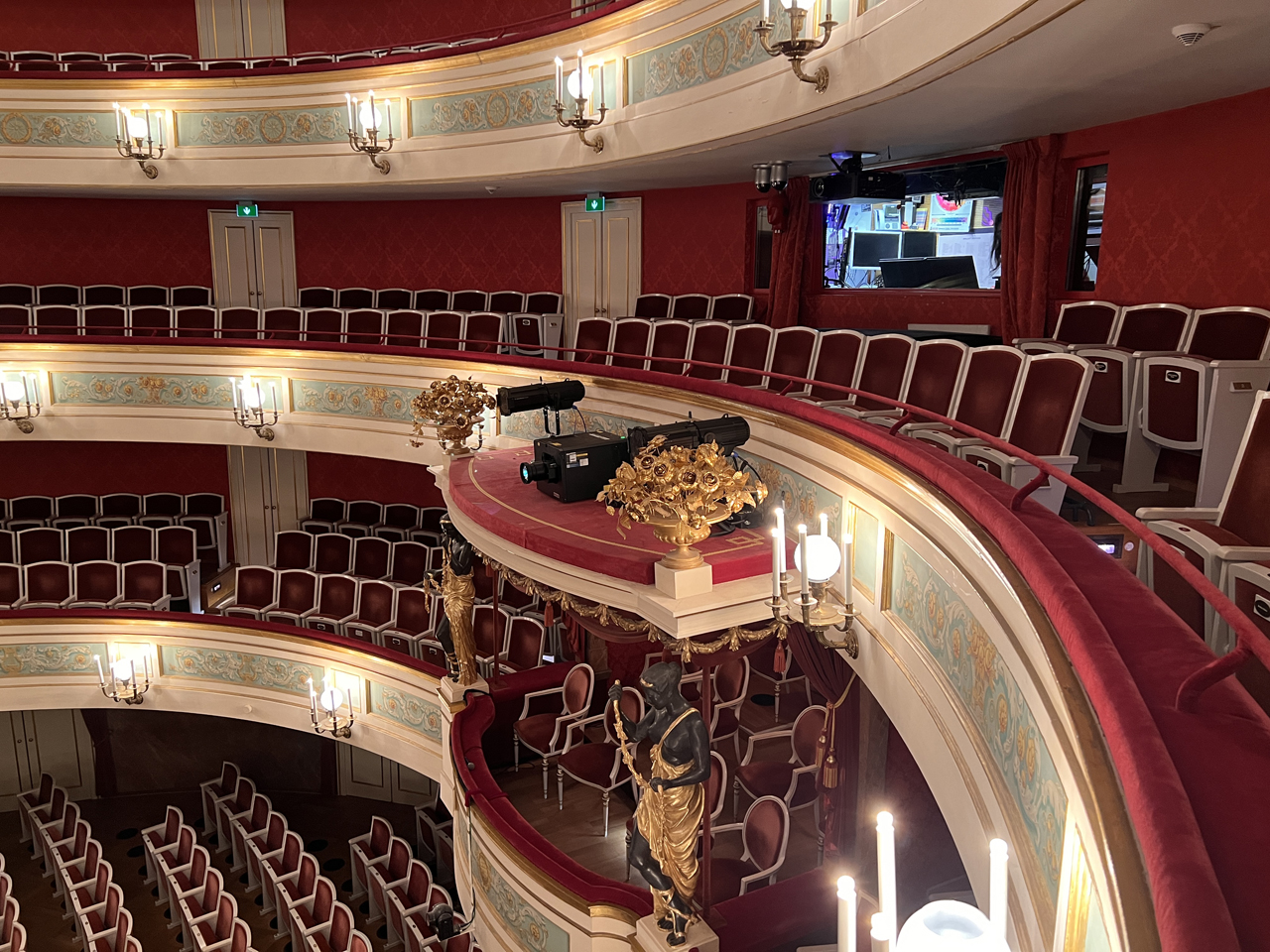 Satellite MLS projectors join audience at busy opera house | AV Magazine