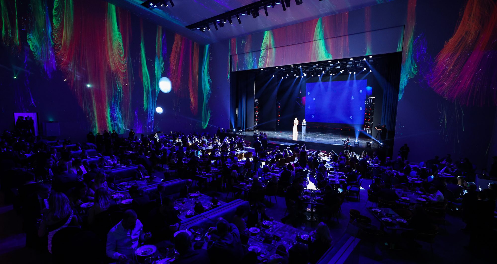 3D projection meets a four-course dinner at Cosmos hall | AV Magazine