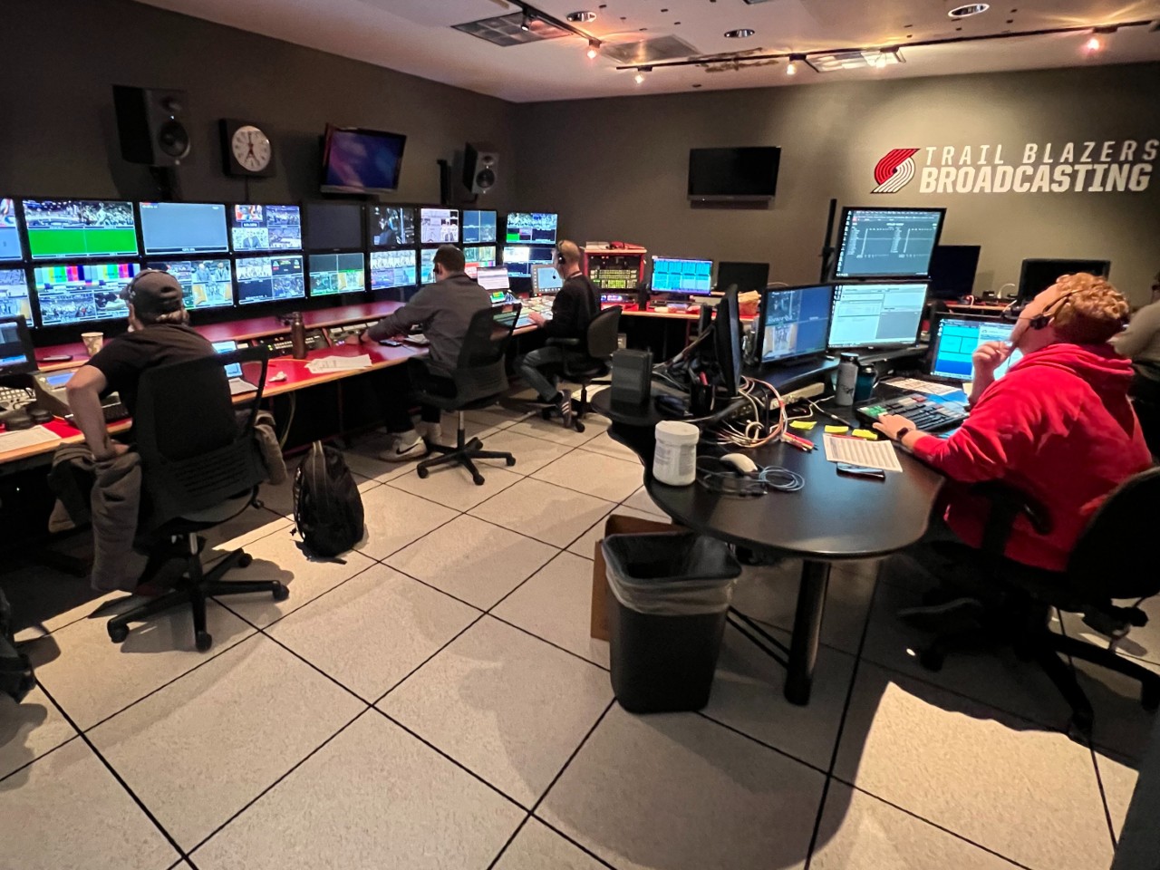 NBA team broadcasts AR graphics from handheld camera | AV Magazine