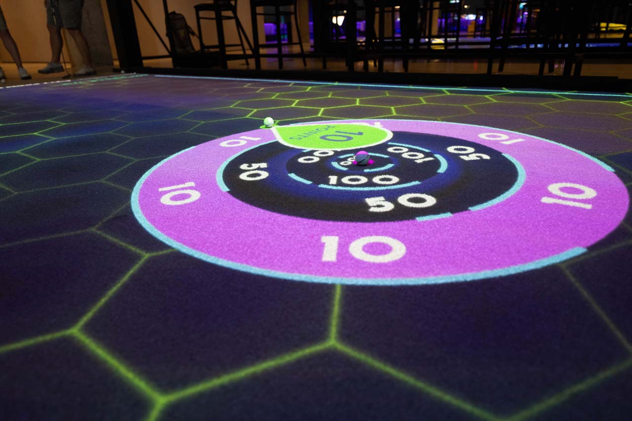Projection illuminates virtual putting greens at Atomic Golf | AV Magazine