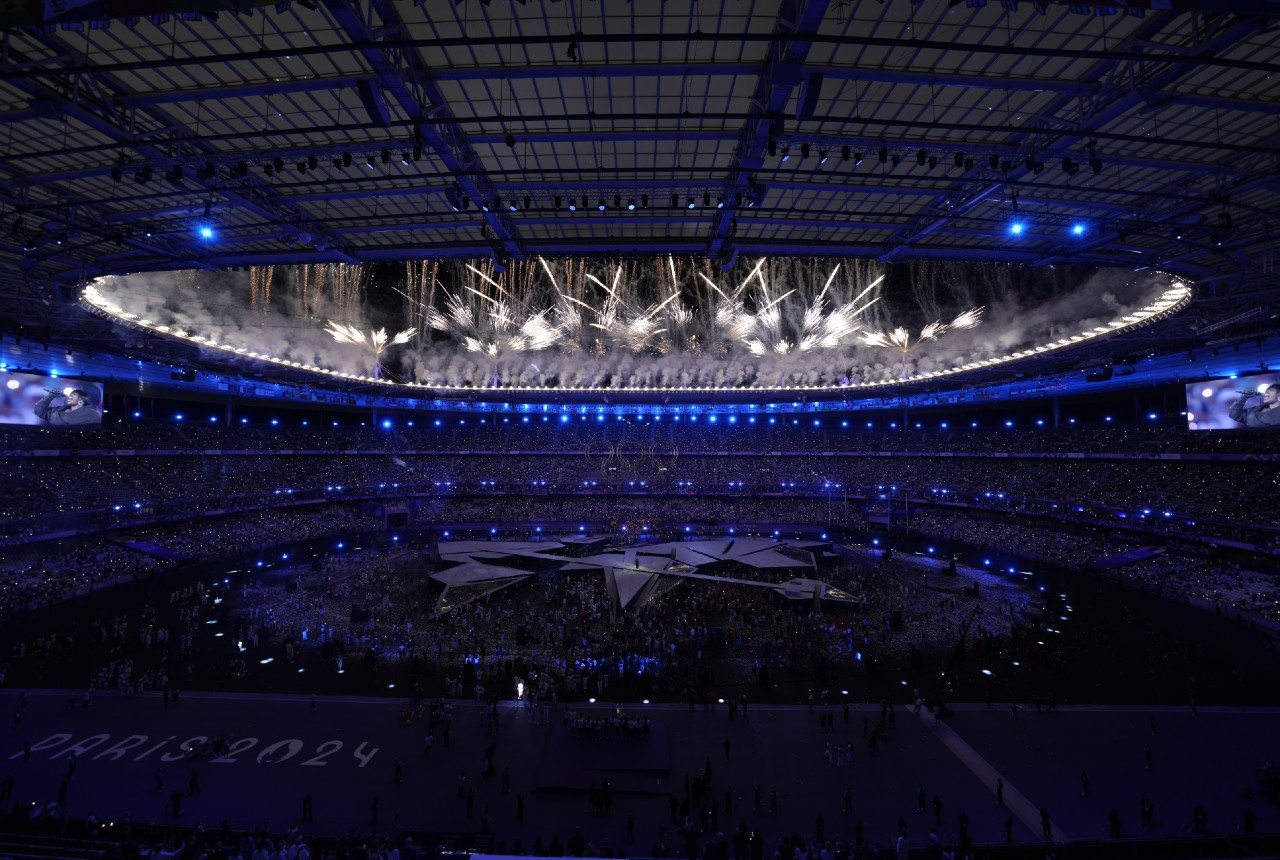 Olympic crowd forms spectacular display with LED bracelets Olympic ...