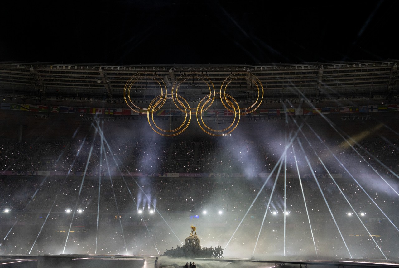 Olympic crowd forms spectacular display with LED bracelets Olympic ...