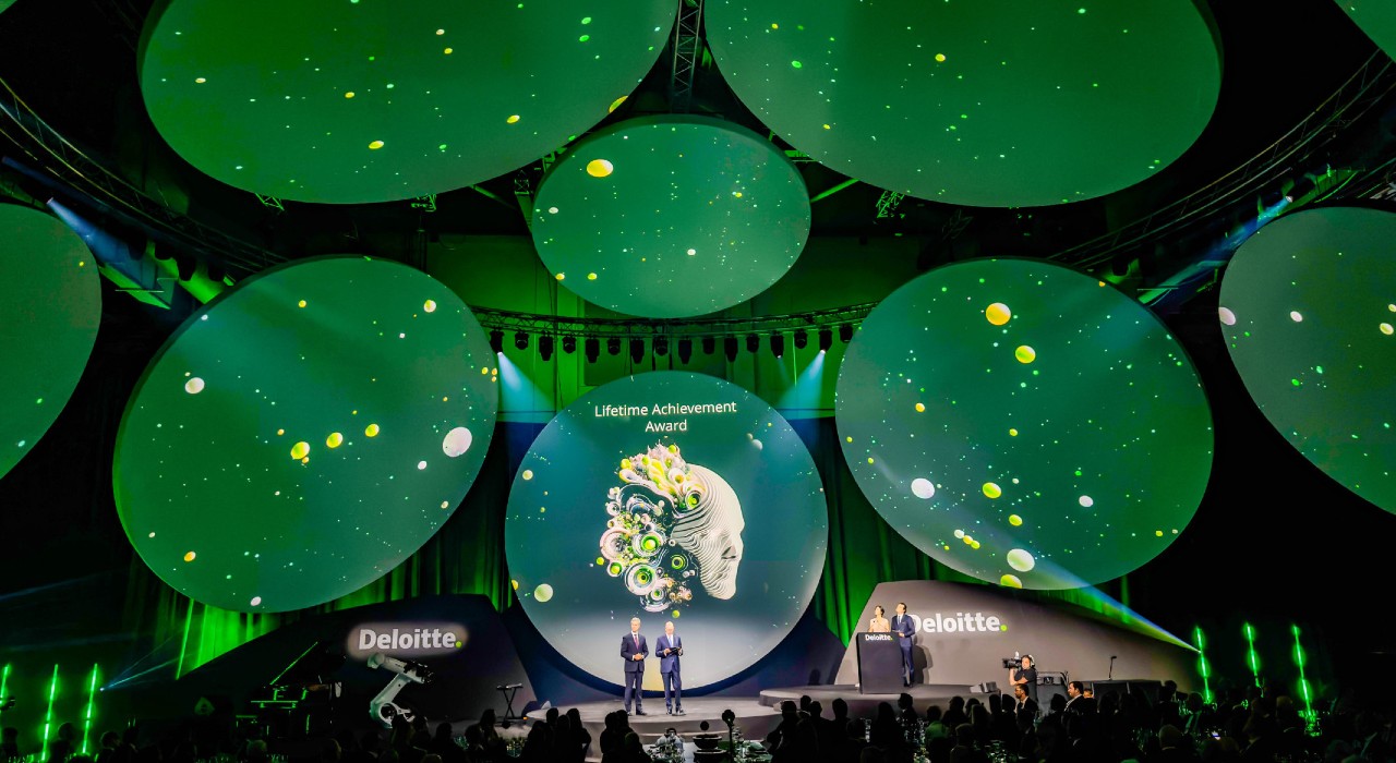 Piano-playing, dancing robot performs at Deloitte event | AV Magazine