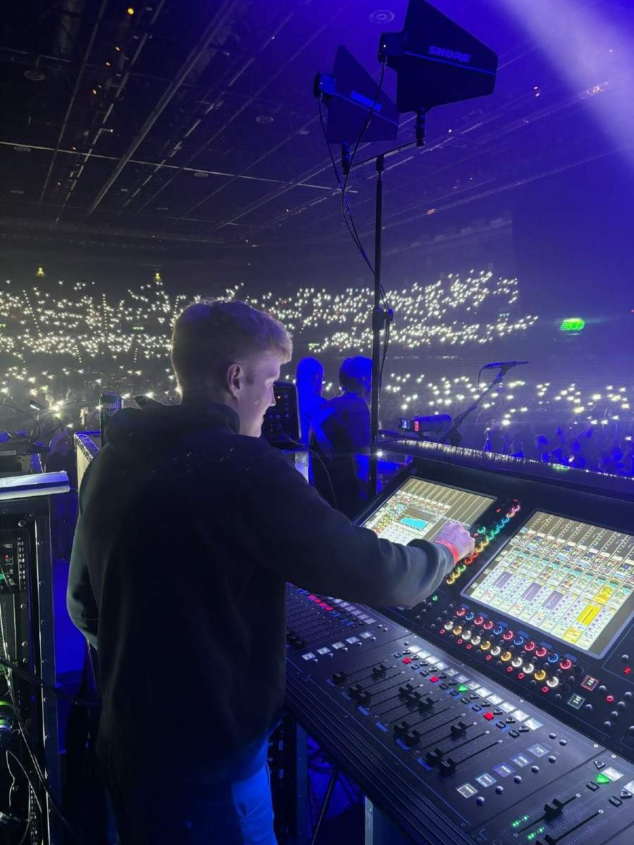 Mental health charity hosts gig featuring 1,000 musicians | AV Magazine