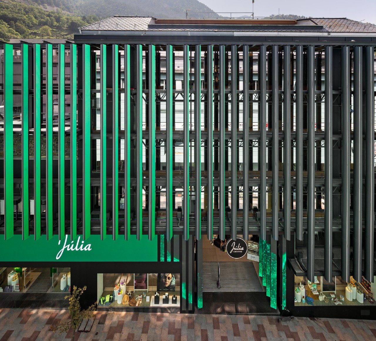 Flagship beauty store facade stands out with LED fins Flagship store ...