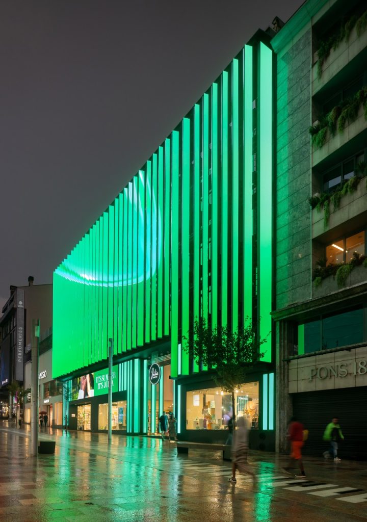 Flagship beauty store facade stands out with LED fins Flagship store ...