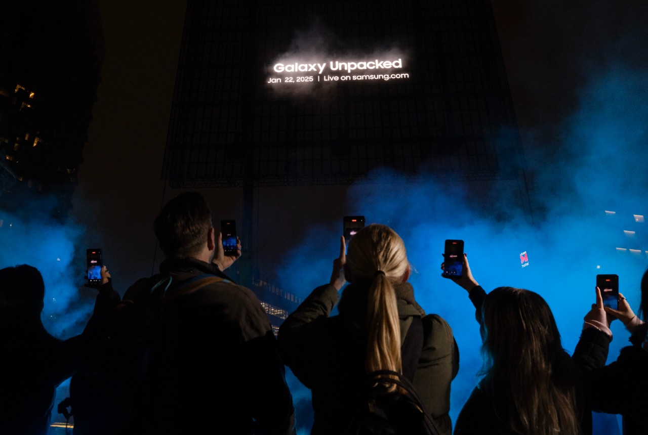 Samsung teases launch of Galaxy S25 with hologram show | AV Magazine