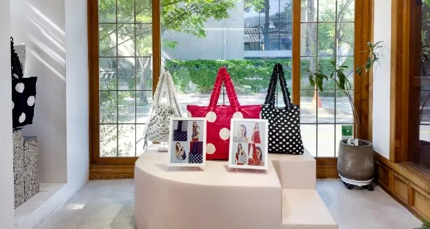Sustainable bag brand switches to Samsung Color E-Paper | AV Magazine